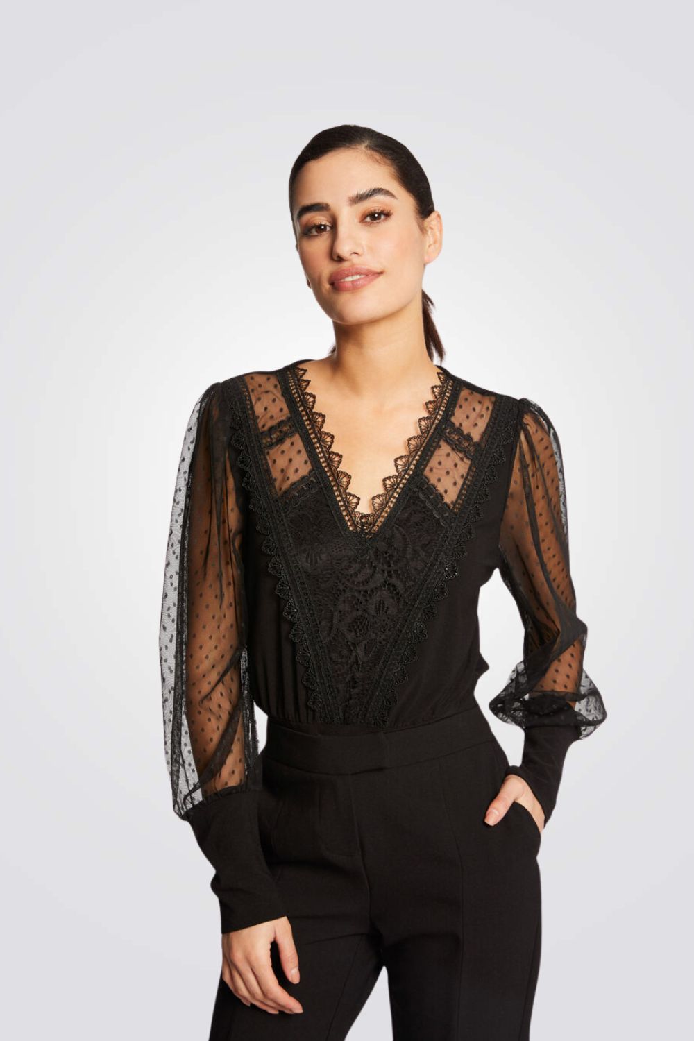 חולצת בשילוב תחרה בצבע שחור MORGAN – MASHBIR//365